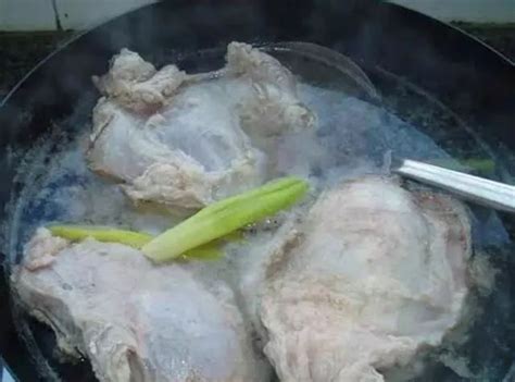 鸡肉焯水时是冷水下锅还是热水一直做错了难怪鸡肉腥味重 清水