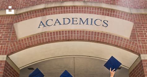 졸업 가운을 입은 세 명의 소녀가 모자를 공중에 들고 있다 사진 Unsplash의 무료 우정 이미지