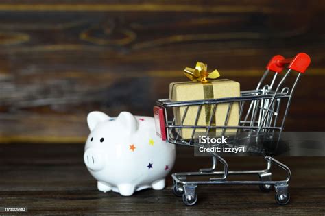 크리스마스 선물 쇼핑 돼지 저금통 쇼핑 카트 및 선물 상자 갈색에 대한 스톡 사진 및 기타 이미지 갈색 개념 겨울 Istock