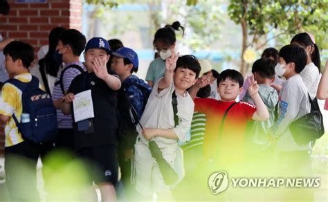 코로나19 끝 신난 초등학생들 연합뉴스