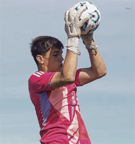 La Historia Del Arquero Juvenil De River Fana De Armani La Página