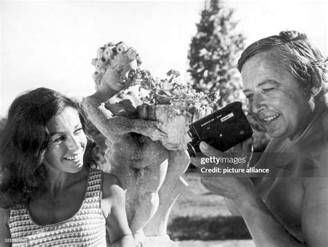 Der Deutsche Film Und Fernsehstar Marianne Koch Wird Von Ihrem Mann Nachrichtenfoto Getty