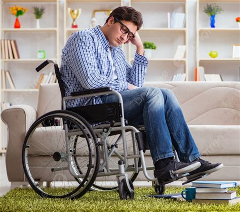 집에서 공부하는 어린 학생 집에서 공부하는 어린 학생 사진 배경 및 무료 다운로드를위한 그림 Pngtree