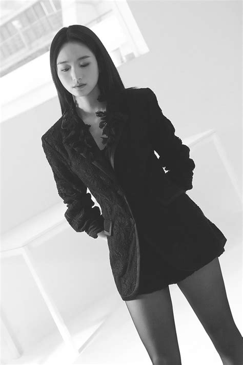 원진아 화보 비하인드 컷 속 도발적 아우라 pickcon