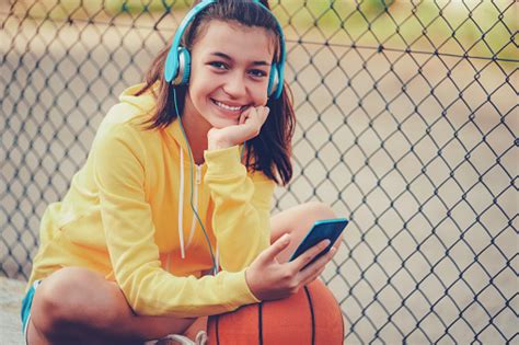십대 소녀는 스마트 폰에서 음악을 듣고 셀카를 만들기 농구 공을 들고 십대 소녀 공간을 복사합니다 12 13세에 대한 스톡 사진 및 기타 이미지 Istock