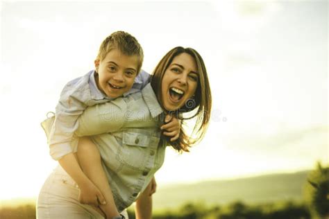 Buena Madre E Hijo Jugando En Un Gran Campo Al Atardecer Foto De