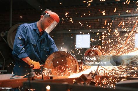 머리에 보호 방패 금속 용접 파란 유니폼을 입은 공장 노동자가 실내에 있다 25 29세에 대한 스톡 사진 및 기타 이미지 25 29세 개발 고급 Istock
