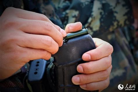 广西北海武警官兵实弹射击考核 锤炼一枪毙敌本领 荔枝网新闻