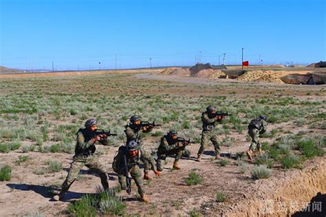 红蓝对抗：大漠戈壁的战术演练够“味”！荔枝军事荔枝网新闻