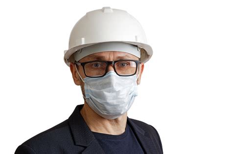 양복을 입은 남자의 초상화 흰색 구조 헬멧과 의료 용 마스크 흰색으로 고립 50 54세에 대한 스톡 사진 및 기타 이미지 50 54세 개념 개발 Istock