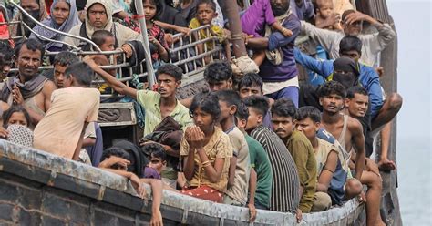 印尼 상륙 허가 못 받아 오갈 데 없는 로힝야 족