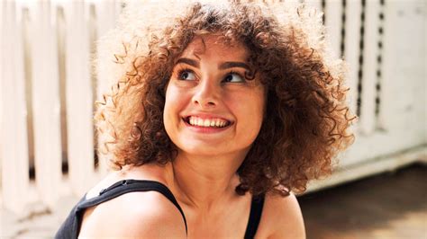 Habits To Add To Your Daily Routine If You Want To Wake Up Happier According To Psychology