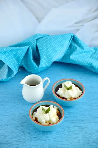 Bubur Sumsum입니다 자바 어 디저트 죽 쌀 가루 코코넛 우유와 설탕 시럽을 곁들인 0명에 대한 스톡 사진 및 기타 이미지 Istock