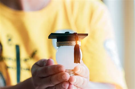 교육 또는 대학원 연구 크리에이티브 컨셉 두 손 은 흐림 배경에 대학원 모자와 전구를 들고 교육 성공을 위한 혁신 창의성을 가진 아이디어는 세계를 연구하고 학교로 돌아가기