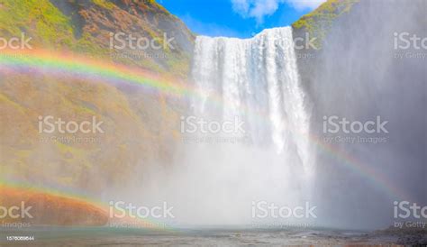 숲의 폭포라는 뜻의 스코가포스는 아이슬란드에서 가장 아름다운 폭포 중 하나입니다 높이 62m 너비 15m의 이 폭포는 아이슬란드의 스코가 강 폭포 중 마지막이자 가장