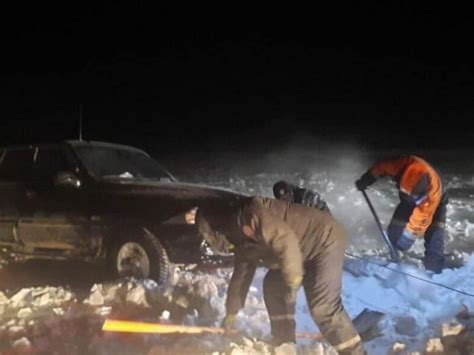 Онцгой байдлын албан хаагчид цасанд суусан иргэний автомашиныг татан гаргажээ Isee Mn