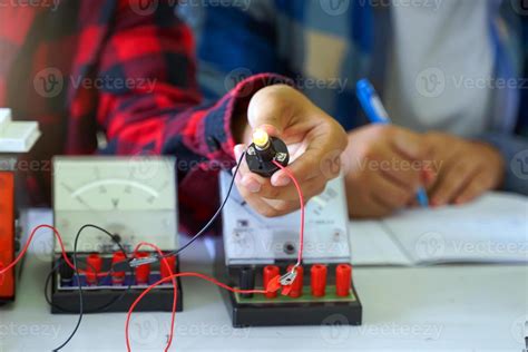 Babes Experiment With Simple Electronic Circuits Principles Of Traffic Light Circuits Soft