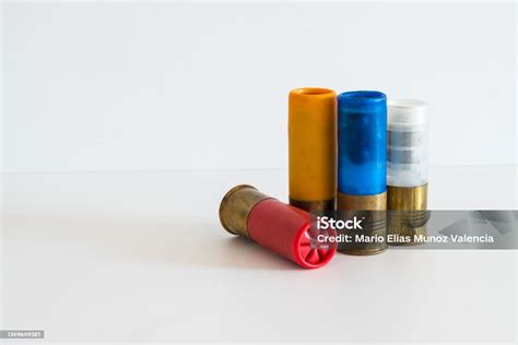흰색 배경에서 고립된 사냥에 사용되는 12 게이지 산탄총 포탄 30에 대한 스톡 사진 및 기타 이미지 30 M1 개런드