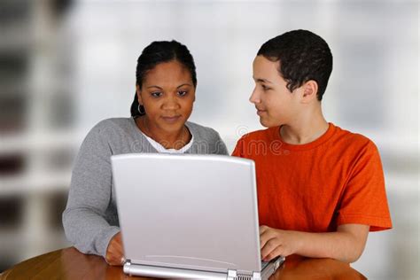 Profesor Y Estudiante Foto De Archivo Imagen De Interracial 26053580