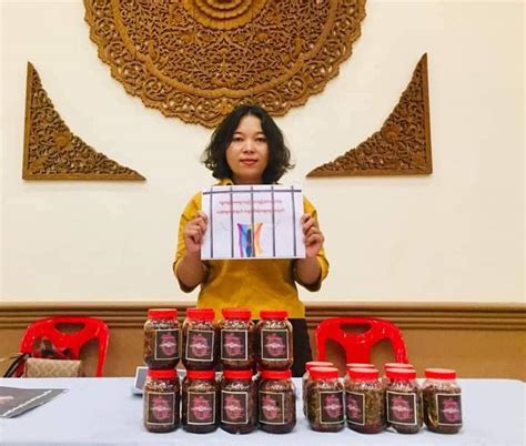 ဘဝတူ နိုင်ငံရေး အကျဉ်းသားများနှင့် ပတ်သက်၍ ကူညီပံ့ပိုးမှု လုပ်ဆောင်နေသူ နိုင်ငံရေးအကျဉ်းသူ မ