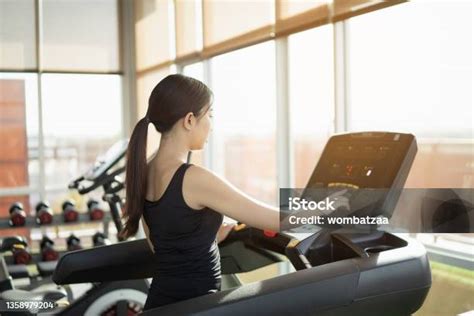 체육관에서 러닝 머신과 함께 훈련하는 아름다운 여성 운동 스포츠 피트니스 컨셉 건강한 생활방식에 대한 스톡 사진 및 기타 이미지 건강한 생활방식 달리기 러닝머신