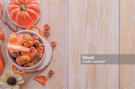 추수 감사절 테이블 설정 저녁 식사 접시와 칼 전통적인 호박과 나무 배경에 건조 잎 오렌지 냅킨 해피 추수 감사절 개념 공간을 복사합니다 0명에 대한 스톡 사진 및 기타