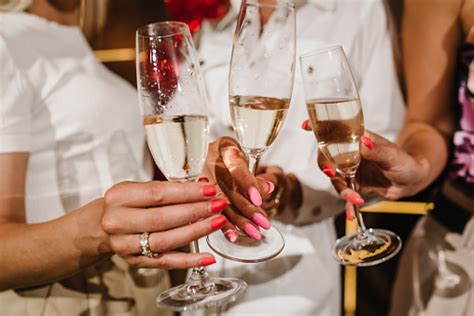 젊은 신부 들러리들이 호텔 방에서 샴페인 잔을 들고 부딪칩니다 처녀 파티를 축하하는 쾌활한 소녀들의 근접 촬영 사진 암컷은 와인과 함께 토스트를합니다 축하 처녀 파티 3