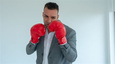 권투 장갑을 끼고 흰색 배경에 펀치 또는 가드를 착용 하는 사업가 격투기에 대한 스톡 사진 및 기타 이미지 격투기 경영자 경쟁 Istock