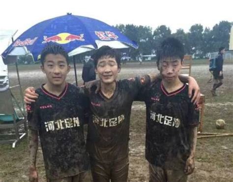 让人心酸！u13足球赛场地泥泞不堪 球员满身泥