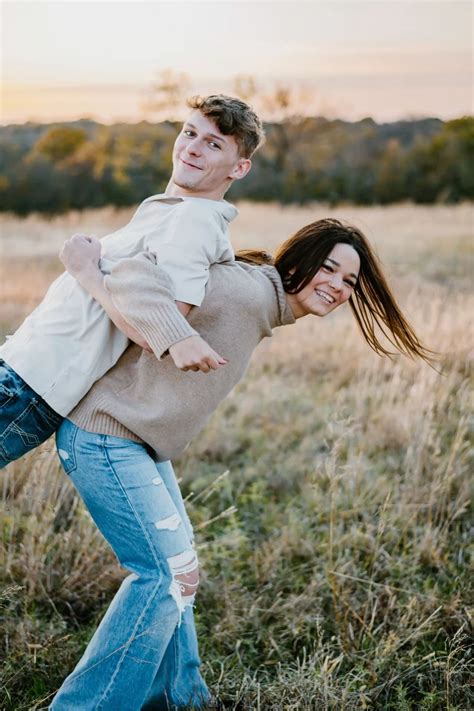 Best 13 Sibling Poses Artofit