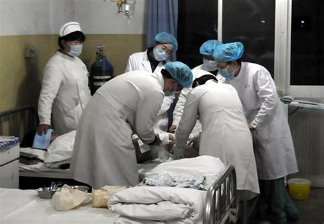 王家岭矿透水事故首批获救工人在医院接受治疗