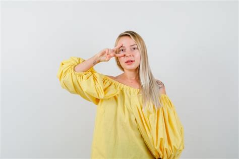 Привлекательная молодая блондинка в помещении Бесплатно Фото