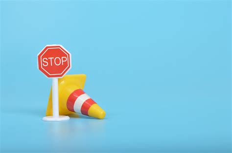 플라스틱 교통 원뿔 및 정지 신호 텍스트의 공간을 복사합니다 거리에 대한 스톡 사진 및 기타 이미지 거리 건설 산업 건설