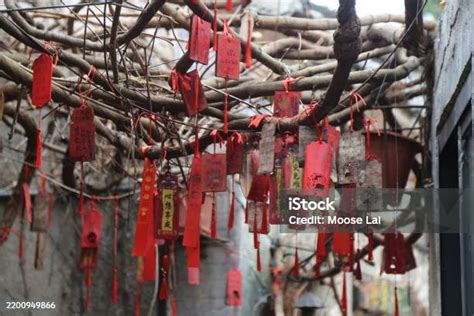 오래된 중국 마을의 골목에는 빨간 종이 태그가 걸려 있고 그 위에는 금색 글자로 쓰여진 춘절 커플이 매달려 있습니다 Blessing에 대한 스톡 사진 및 기타 이미지