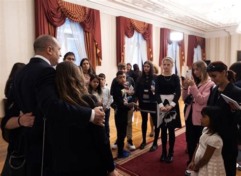 Румен Радев се срещна с деца на загинали служители на МВР