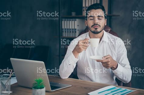 실내현대 로프트 산업 스타일의 인테리어 워크 플레이스 스테이션에서 즐기는 카페인 음료를 마시고 의자에 앉아있는 그의 매력적인