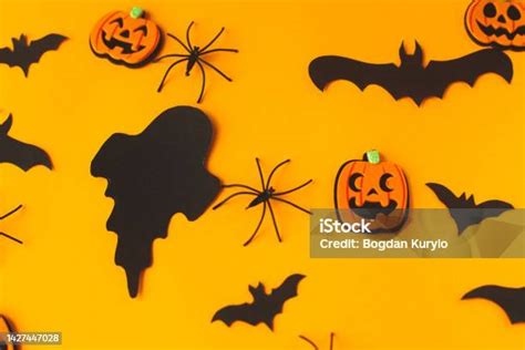 즐거운 할로윈 보내세요 검은 유령 거미 박쥐 및 호박 장식은 오렌지색 배경 플랫에 누워 있습니다 카드 템플릿 세련된 할로윈 정물 10월에 대한 스톡 사진 및 기타 이미지