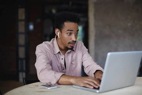 How To Hide Taskbar In Windows 11 3 Methods Itechguides