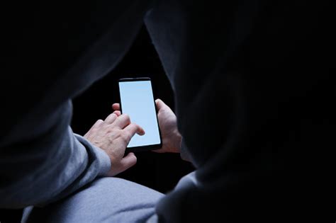 인식 할 수없는 성숙한 여자는 소파에 앉아 스마트 폰과 상호 작용 Brand Name Smart Phone에 대한 스톡 사진 및 기타 이미지 Brand Name