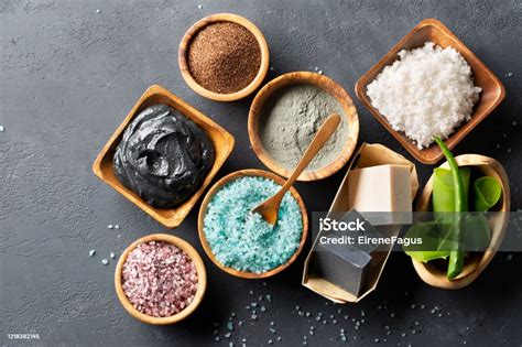 스파 몸과 얼굴을 위한 천연 화장품 해초 허브 비누 사해 진흙 지상 커피 스크럽 알로에 어두운 테이블에 얼굴 마스크점과 푸른