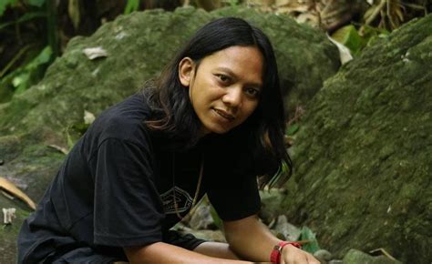 Viral Video Sembunyi Di Bawah Rel Youtuber Dede Inoen