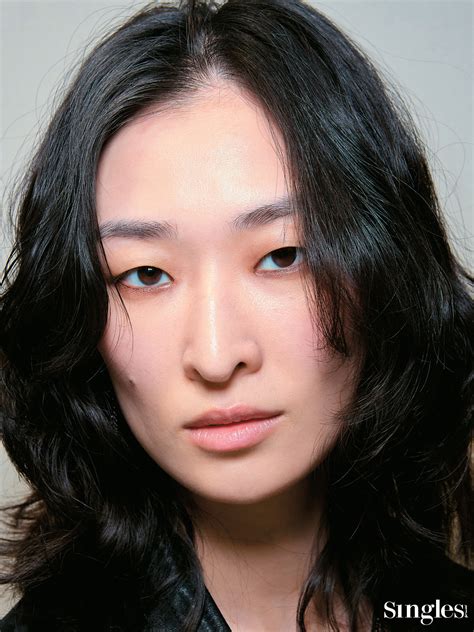 2025 Ss 패션쇼에서 찾은 아이 메이크업 트렌드 노 마스카라 눈 아래 강조 싱글즈
