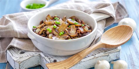 Жареные шампиньоны с луком на сковороде — Лайфхакер