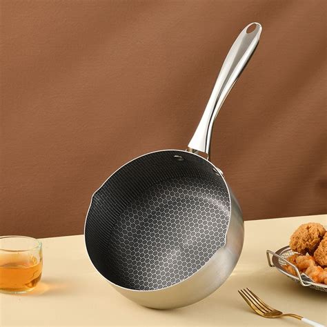日本製ミルクパン、深く揚げたり、蒸したりするのに適しています。電気を必要としません。ガスやインダクション式の調理器具と一緒に使えます。キッチン