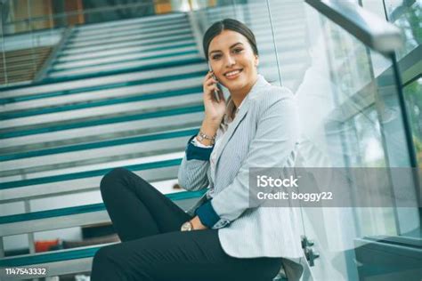 사무실에서 계단에 앉아서 휴대 전화를 사용 하는 젊은 비즈니스 우먼 경영자에 대한 스톡 사진 및 기타 이미지 경영자 계단 기업 비즈니스 Istock