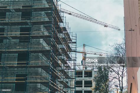 비계 건설 노동자 및 크레인 개발 건설 프로젝트 엔지니어링 강철에 대한 스톡 사진 및 기타 이미지 강철 개발 건물의 층 Istock