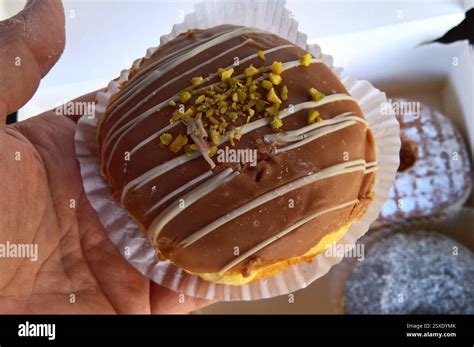 Gefüllter Sipl Krapfen Bzw Berliner Pfannkuchen Hefegebäck Mit Füllung