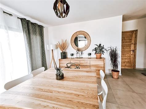 Salle à Manger Chaleureuse Avec Plantes Vertes