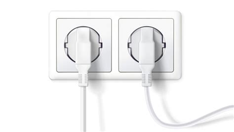 전기 플러그 및 소켓 현실적인 흰색 연결할 흰색 배경에 고립 된 전원 콘센트에 삽입 된 수 있습니다 전기 제품 장비를 연결 하기 위한 장치의 아이콘 벡터 3 차원 일러스트