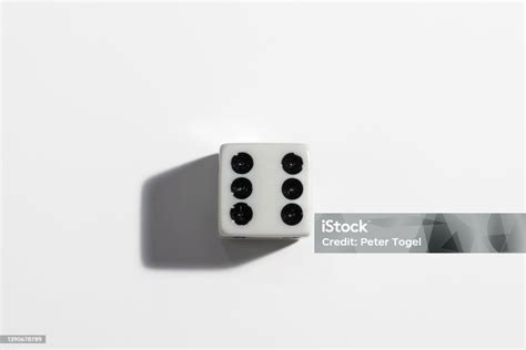 흰색 배경에 여섯 개가있는 단일 흰색 주사위 이기거나 잃는다 행운을 빕니다 도박 장비 도박에 대한 스톡 사진 및 기타 이미지 Istock